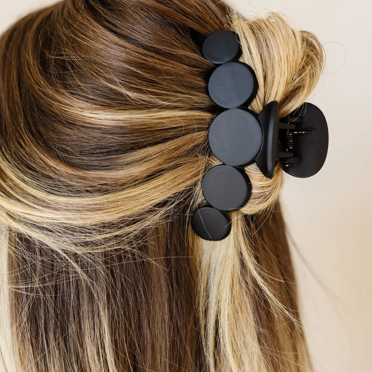Matte Black Circle Claw Clip — Pecan Row